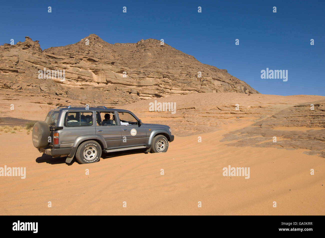 SUV climbing rock, Akakus, Acacus Mountains or Tadrart Acacus, Sahara ...
