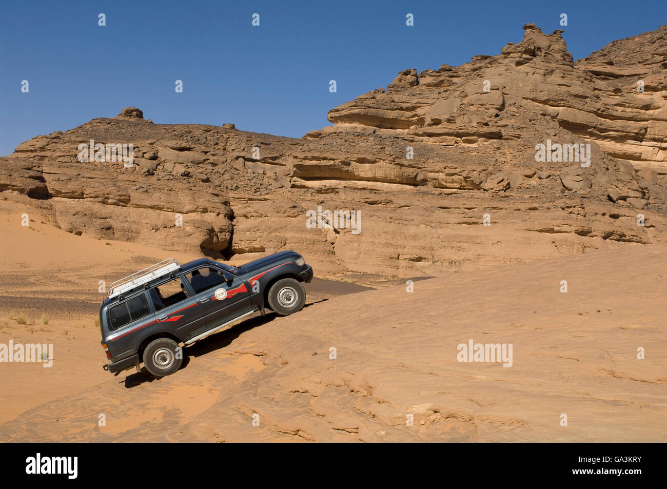 SUV climbing rock, Akakus, Acacus Mountains or Tadrart Acacus, Sahara ...
