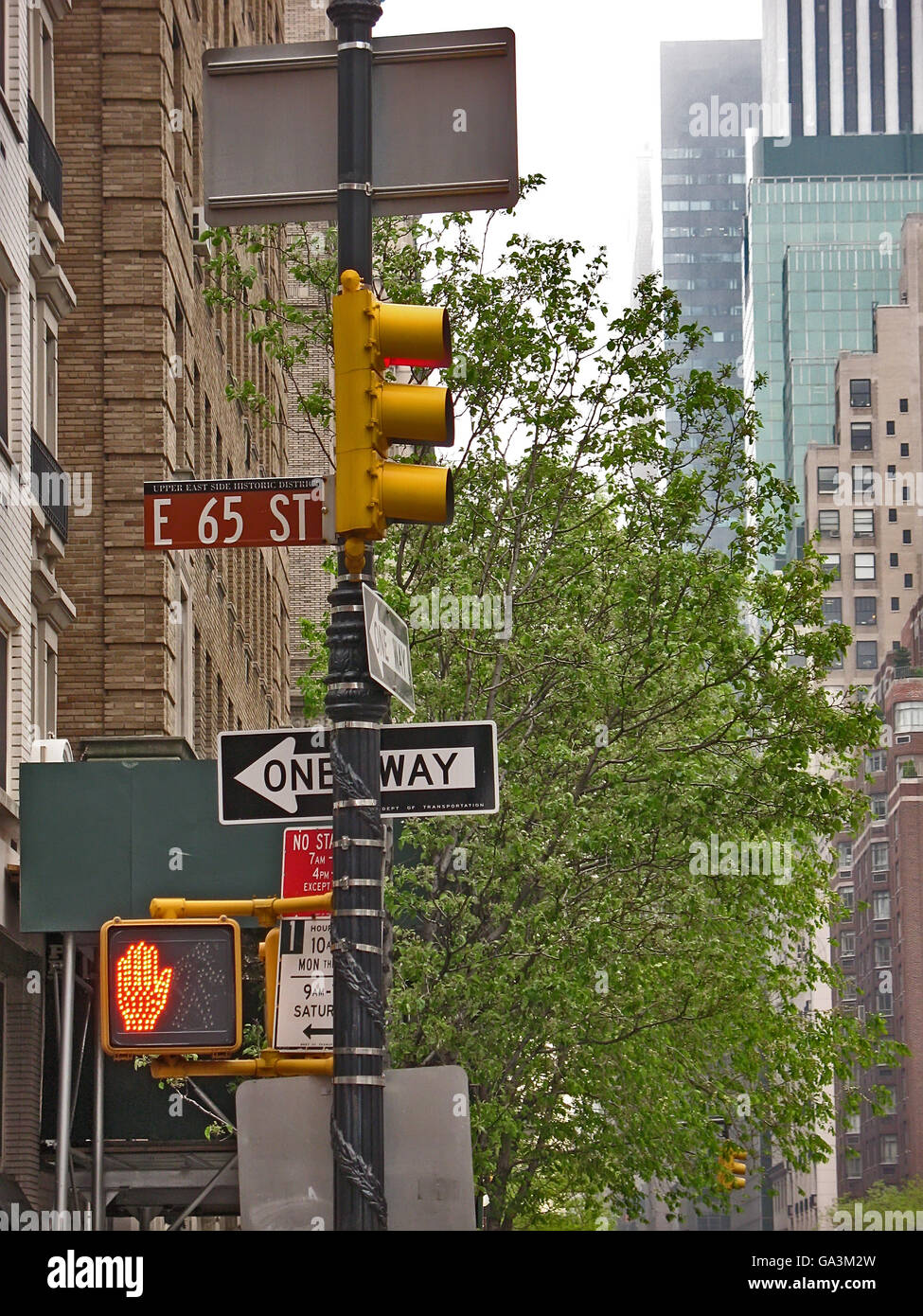 Pedestrian crosswalk signal nyc hi-res stock photography and images - Alamy