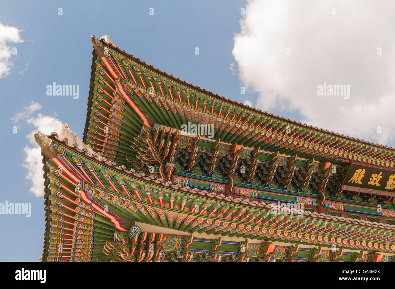 Gyeongbokgung palace roof detail hi-res stock photography and images ...