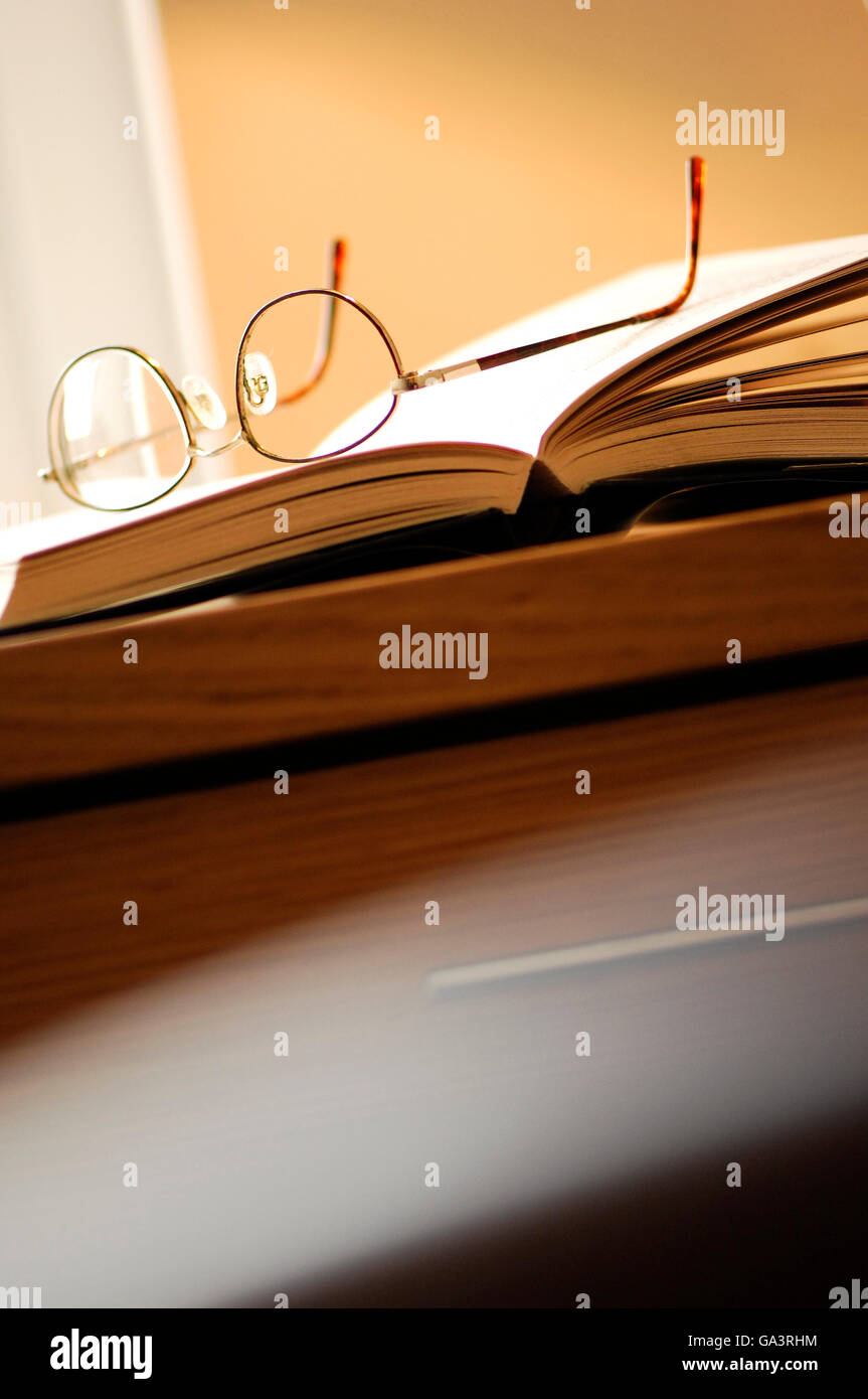 Oval spectacles hi-res stock photography and images - Alamy