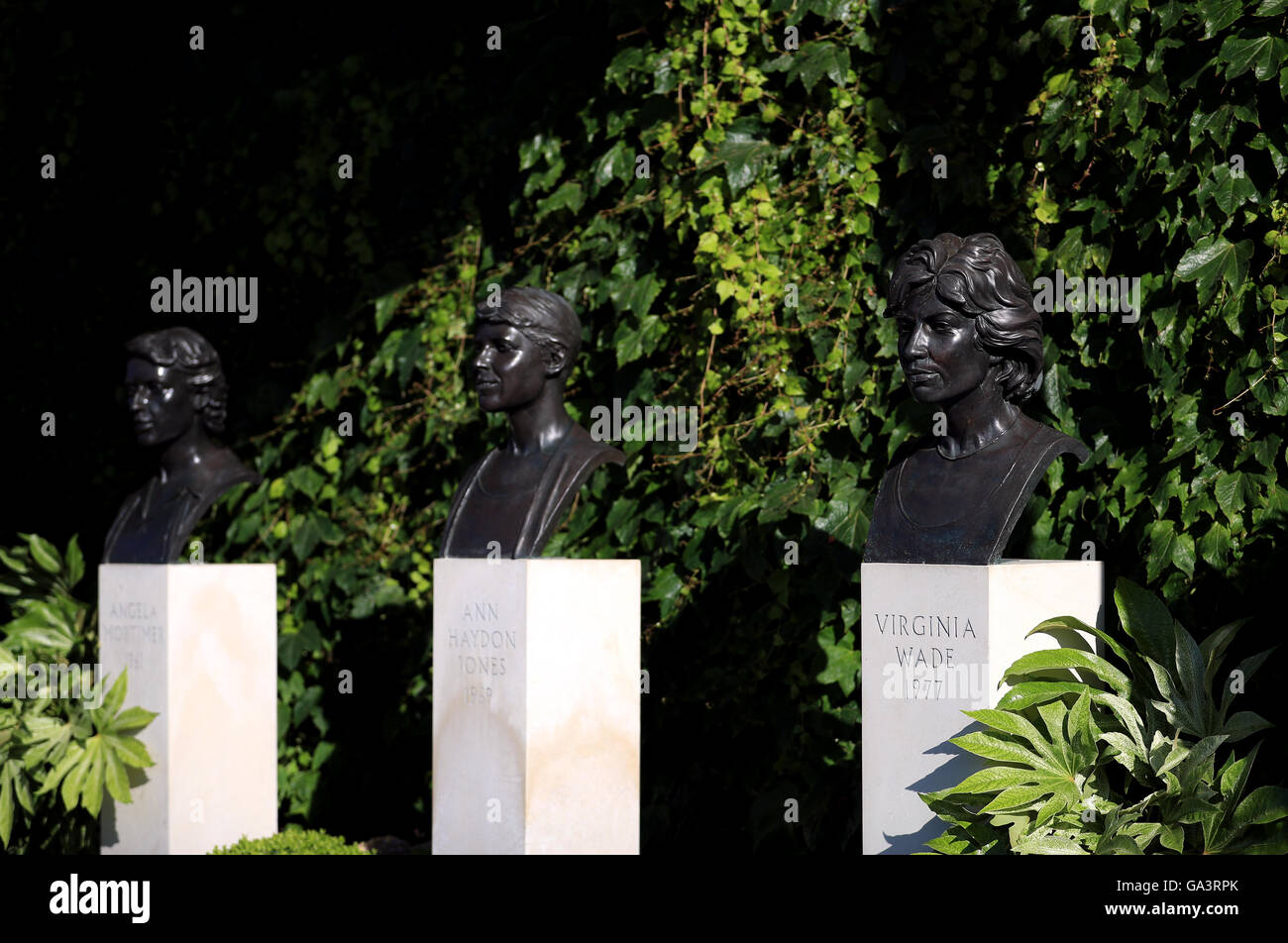 Statues former players hi-res stock photography and images - Alamy