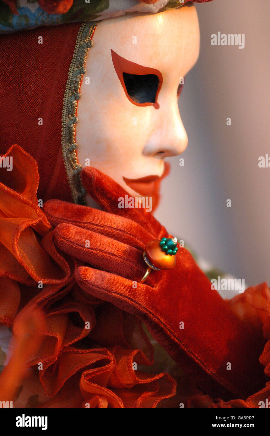 Red velvet costumes hi-res stock photography and images - Alamy