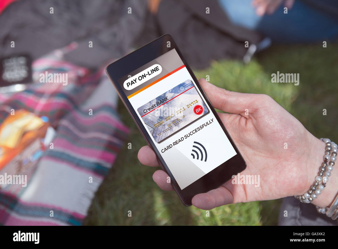 Credit card woman smartphone hi-res stock photography and images - Alamy