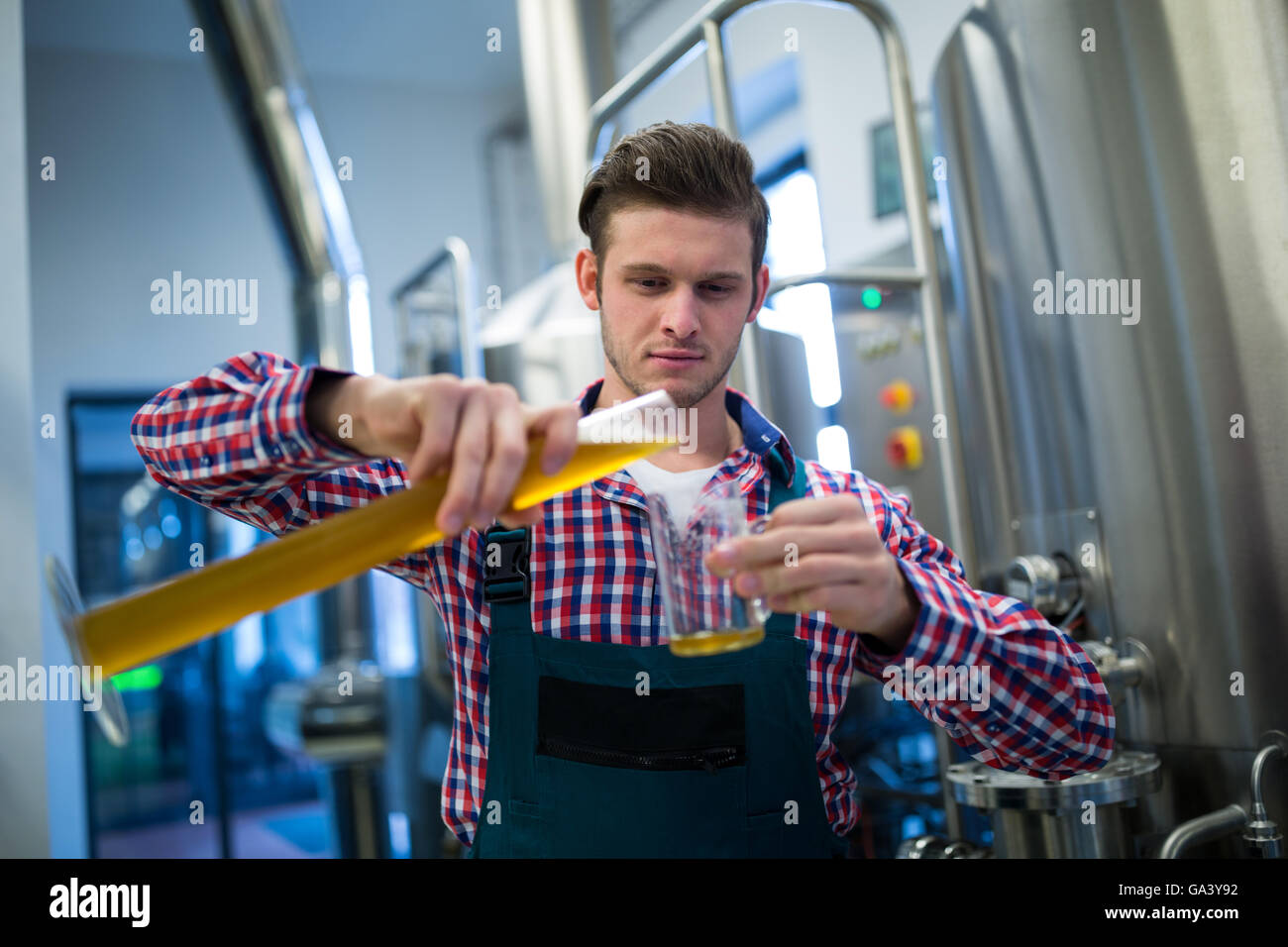 Glass measuring cylinder hi-res stock photography and images - Alamy