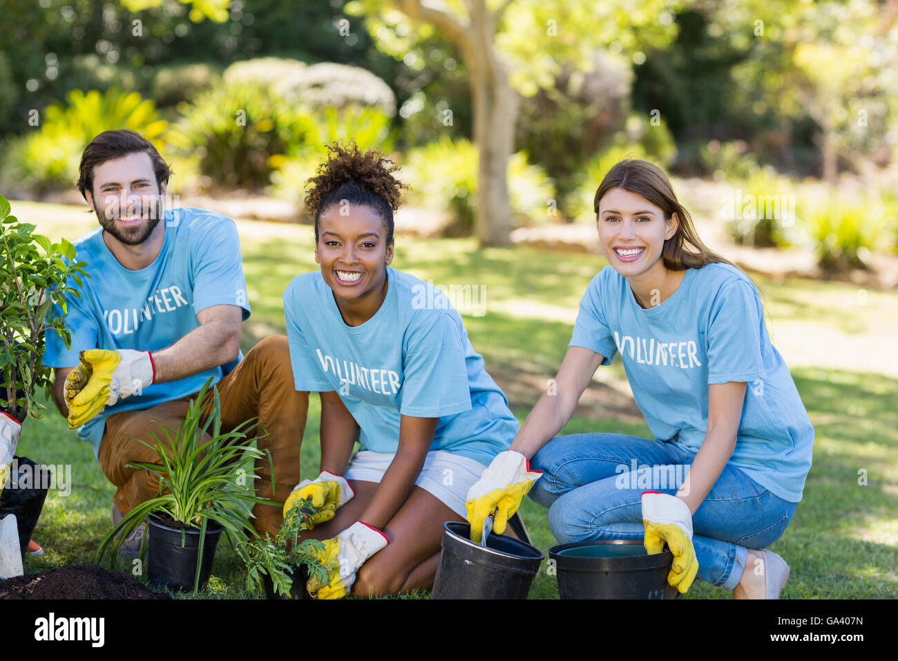 Group planting hi-res stock photography and images - Alamy