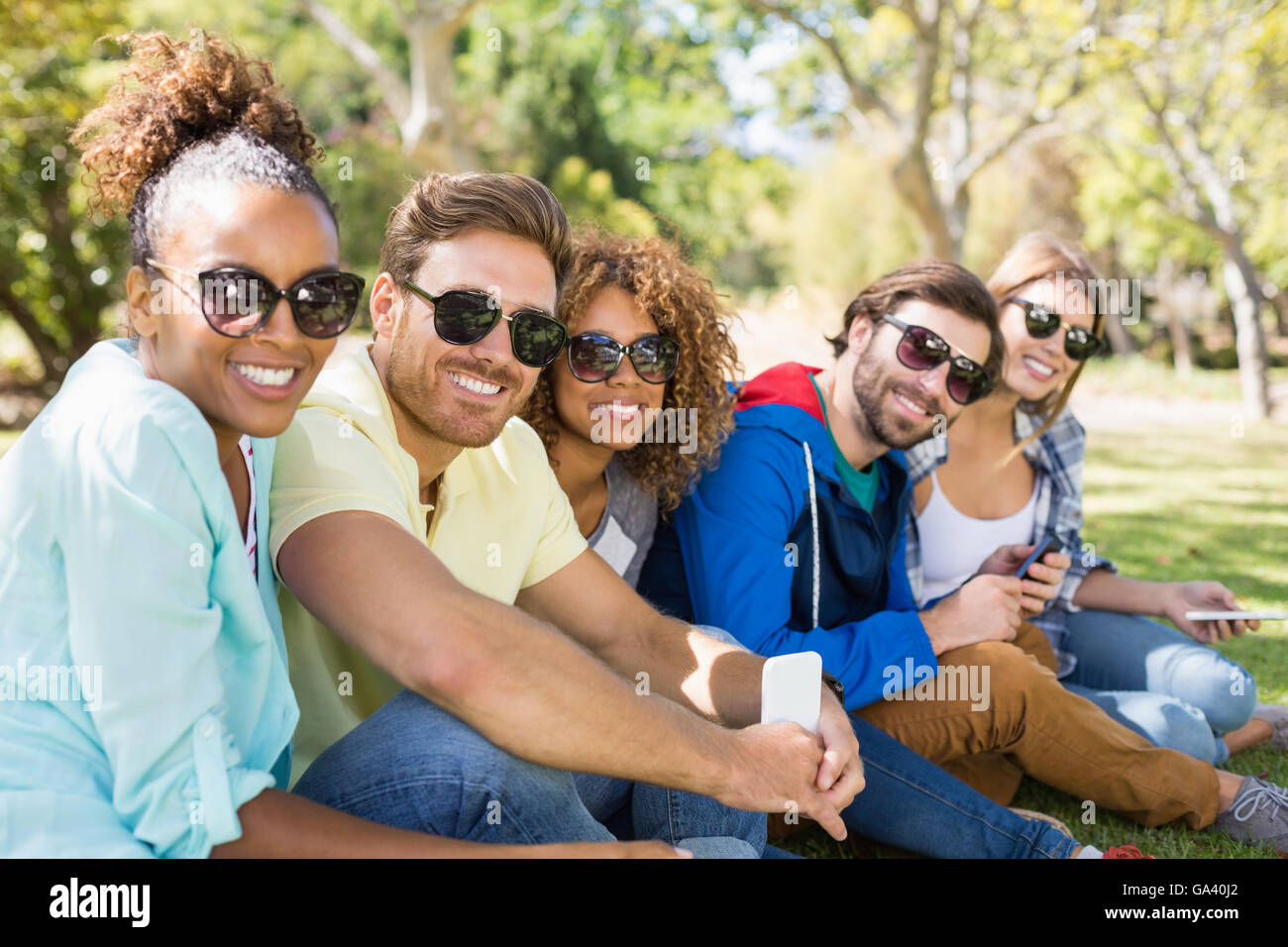 Group posing outdoors hi-res stock photography and images - Alamy