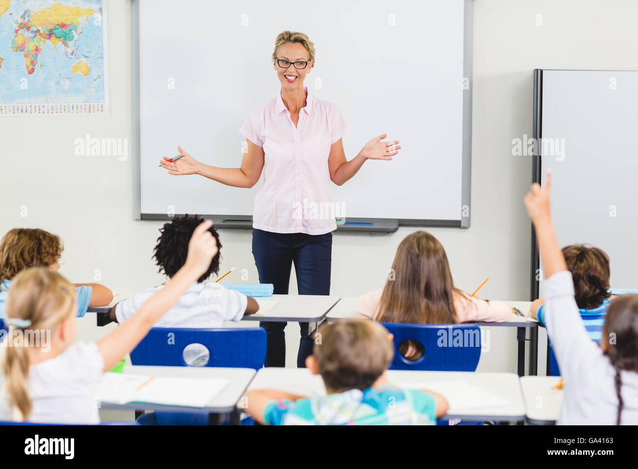 Teaching kids classroom hi-res stock photography and images - Alamy Teaching kids classroom hi-res stock photography and images - Alamy