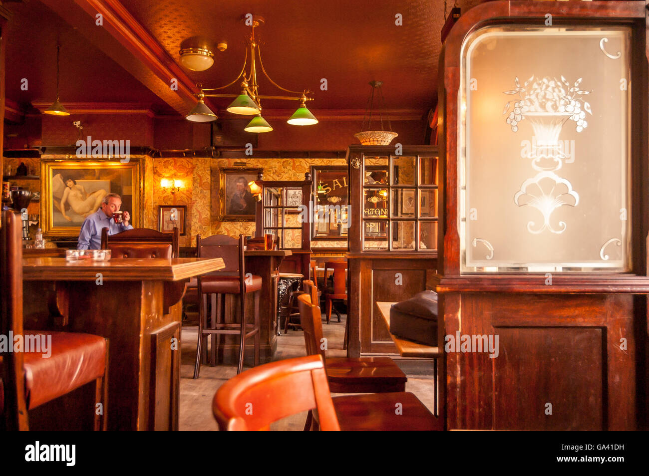 Inside a London pub at lunchtime Stock Photo - Alamy