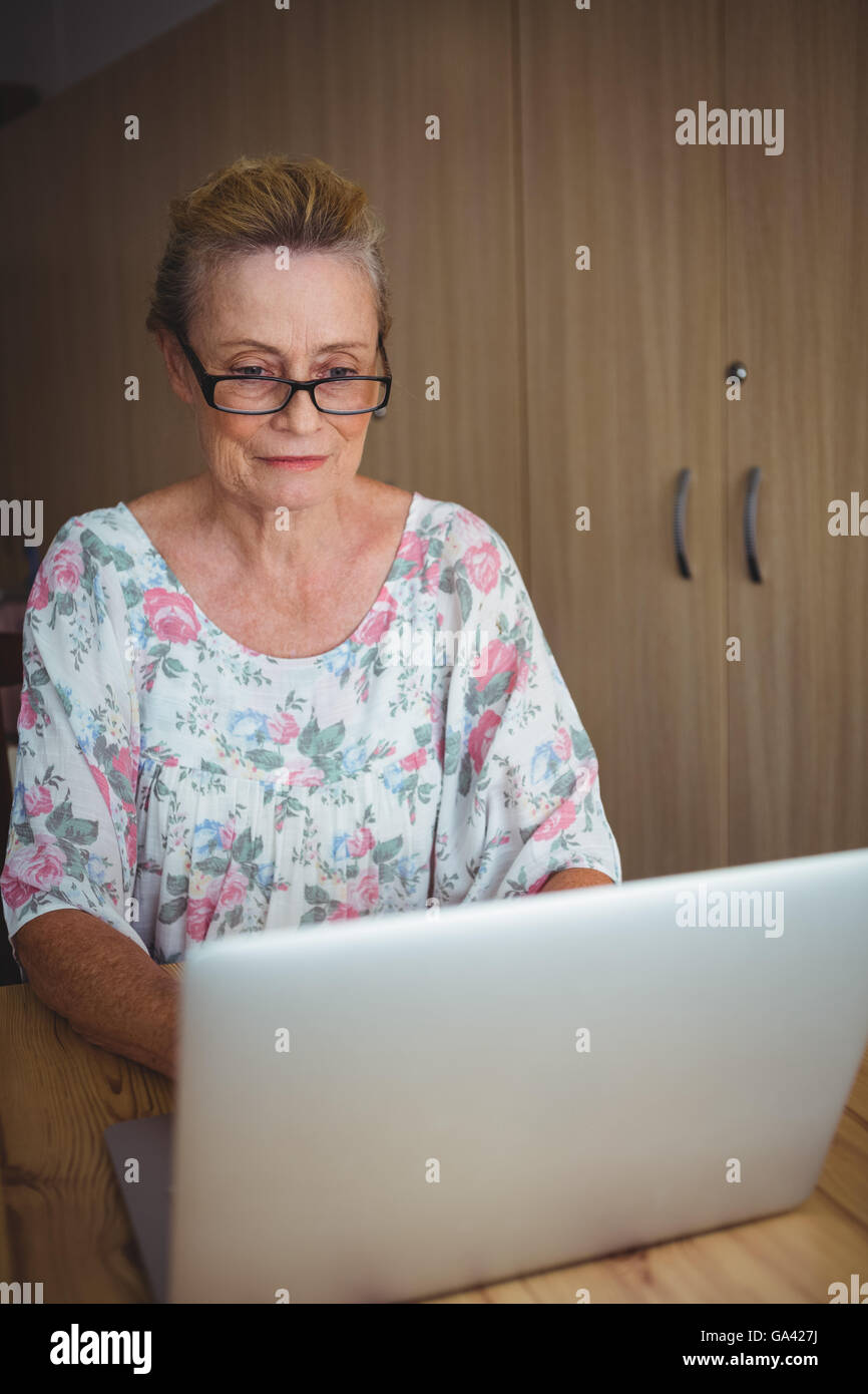 Laptop senior service hi-res stock photography and images - Alamy