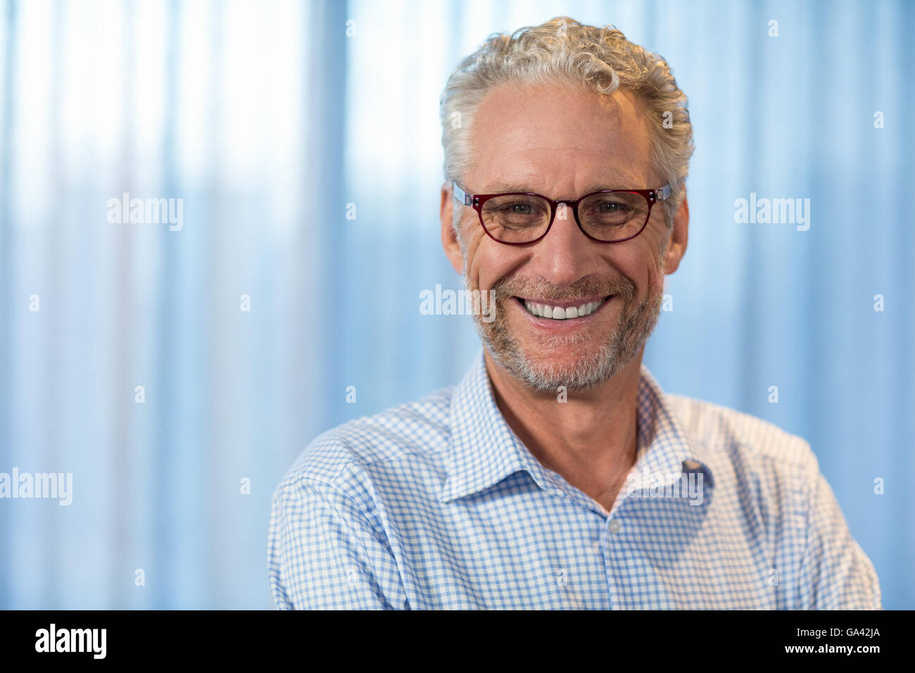 Smiling man hi-res stock photography and images - Alamy