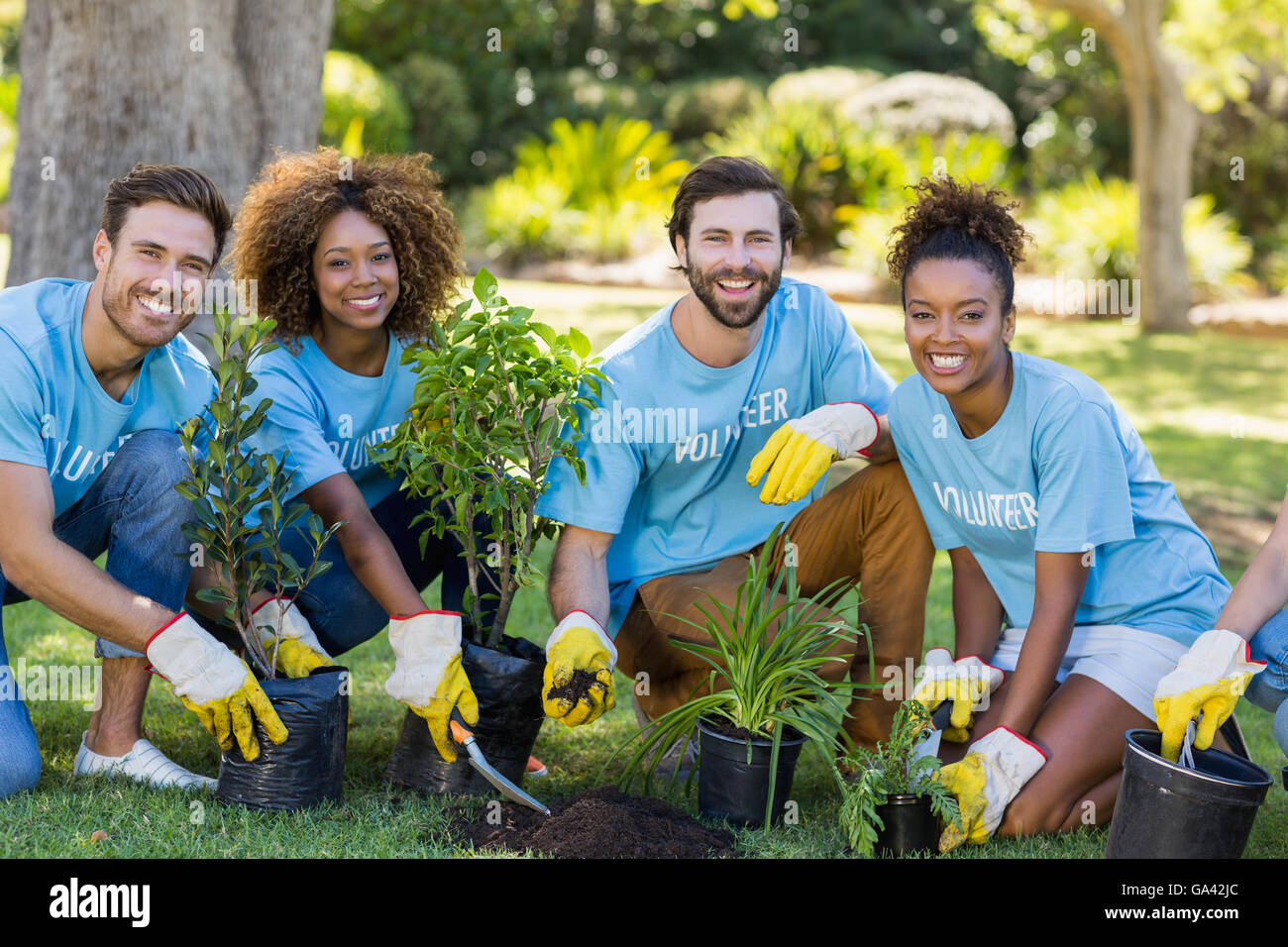Group planting hi-res stock photography and images - Alamy