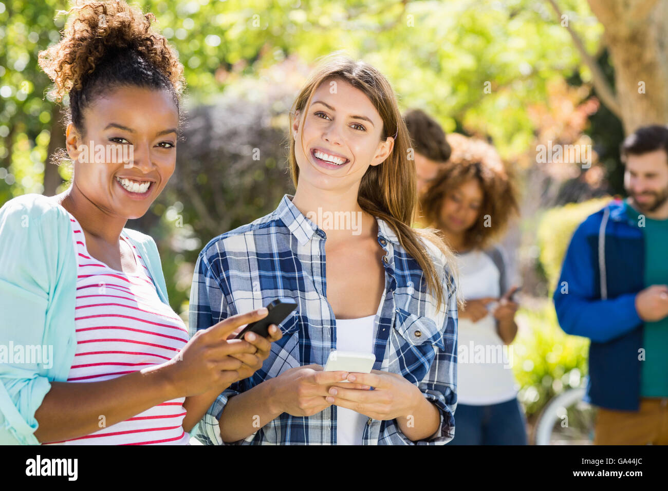 Mobile phone text women hi-res stock photography and images - Alamy