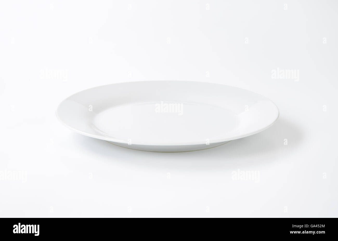 Round white porcelain dinner plate Stock Photo - Alamy
