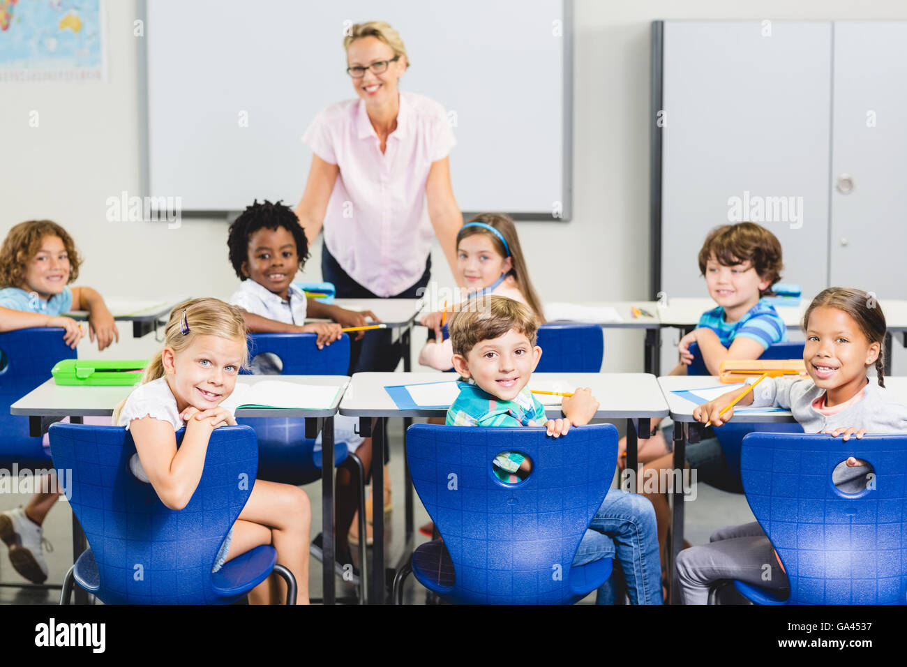 Kids smiling hi-res stock photography and images - Alamy