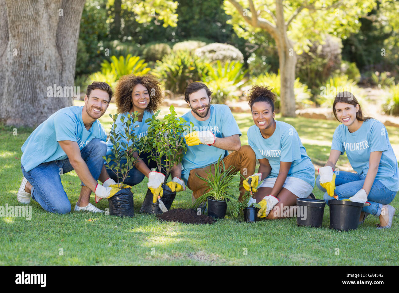 Volunteering planting hi-res stock photography and images - Alamy