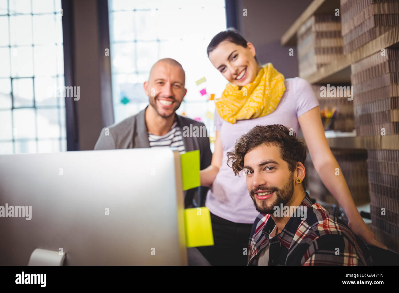 Happy people computer hi-res stock photography and images - Alamy