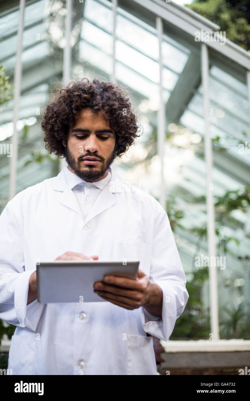 Using computer outside hi-res stock photography and images - Alamy