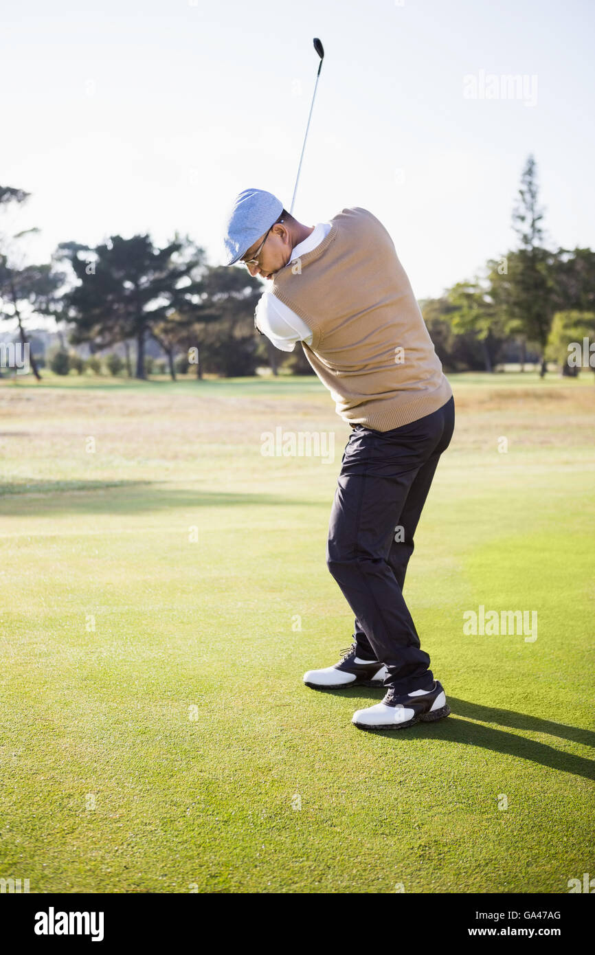 Side view of sportsman playing golf Stock Photo - Alamy