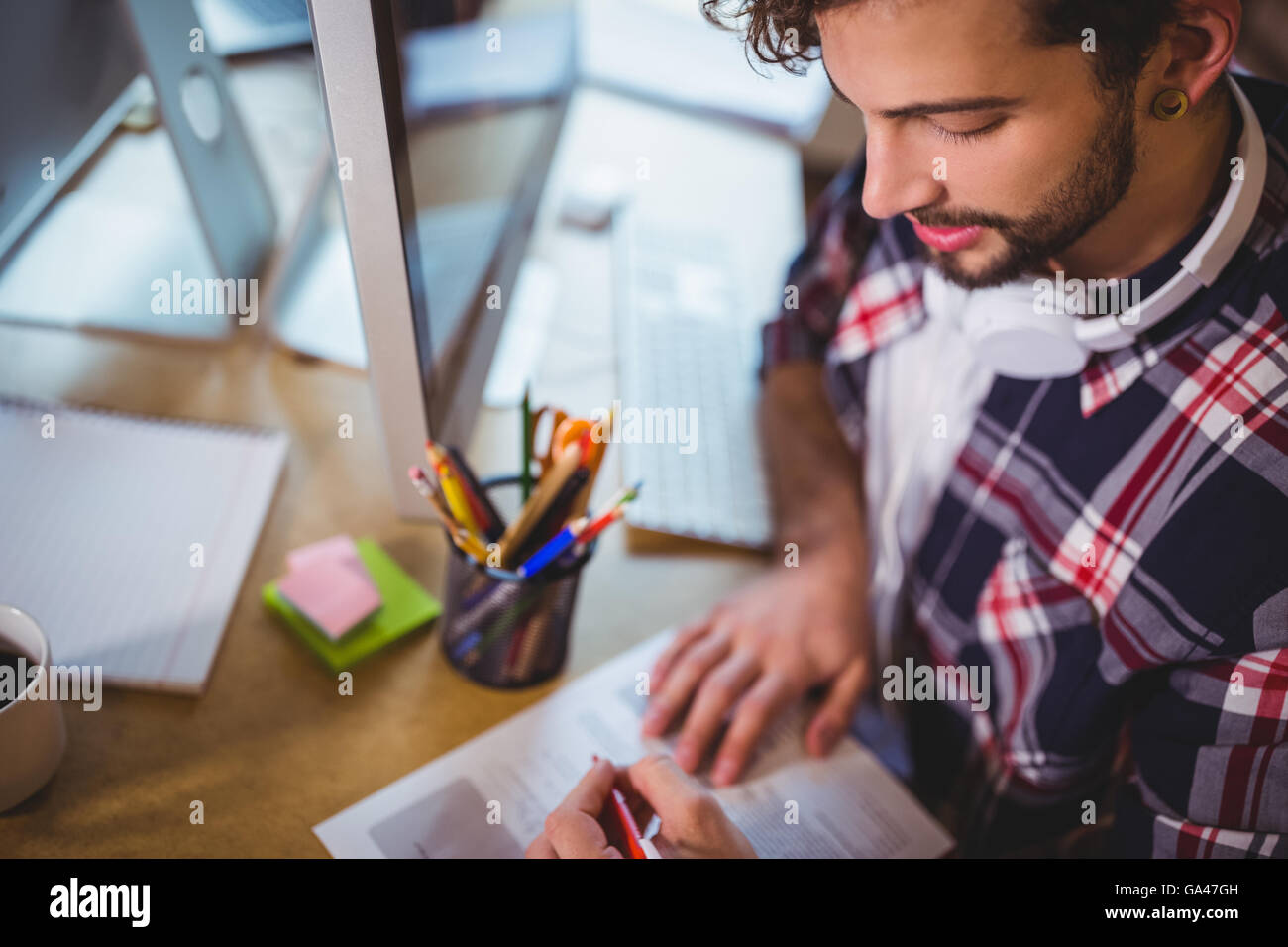 Man desk writing paper hi-res stock photography and images - Alamy