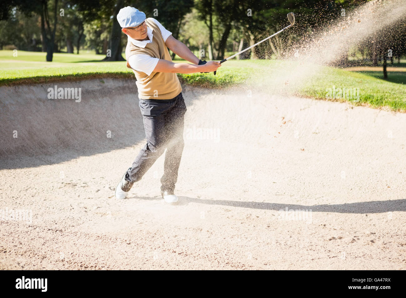 Side view of sportsman playing golf Stock Photo - Alamy