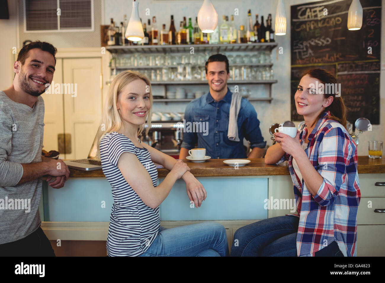 Portrait of waiter with happy customers at cafe Stock Photo - Alamy