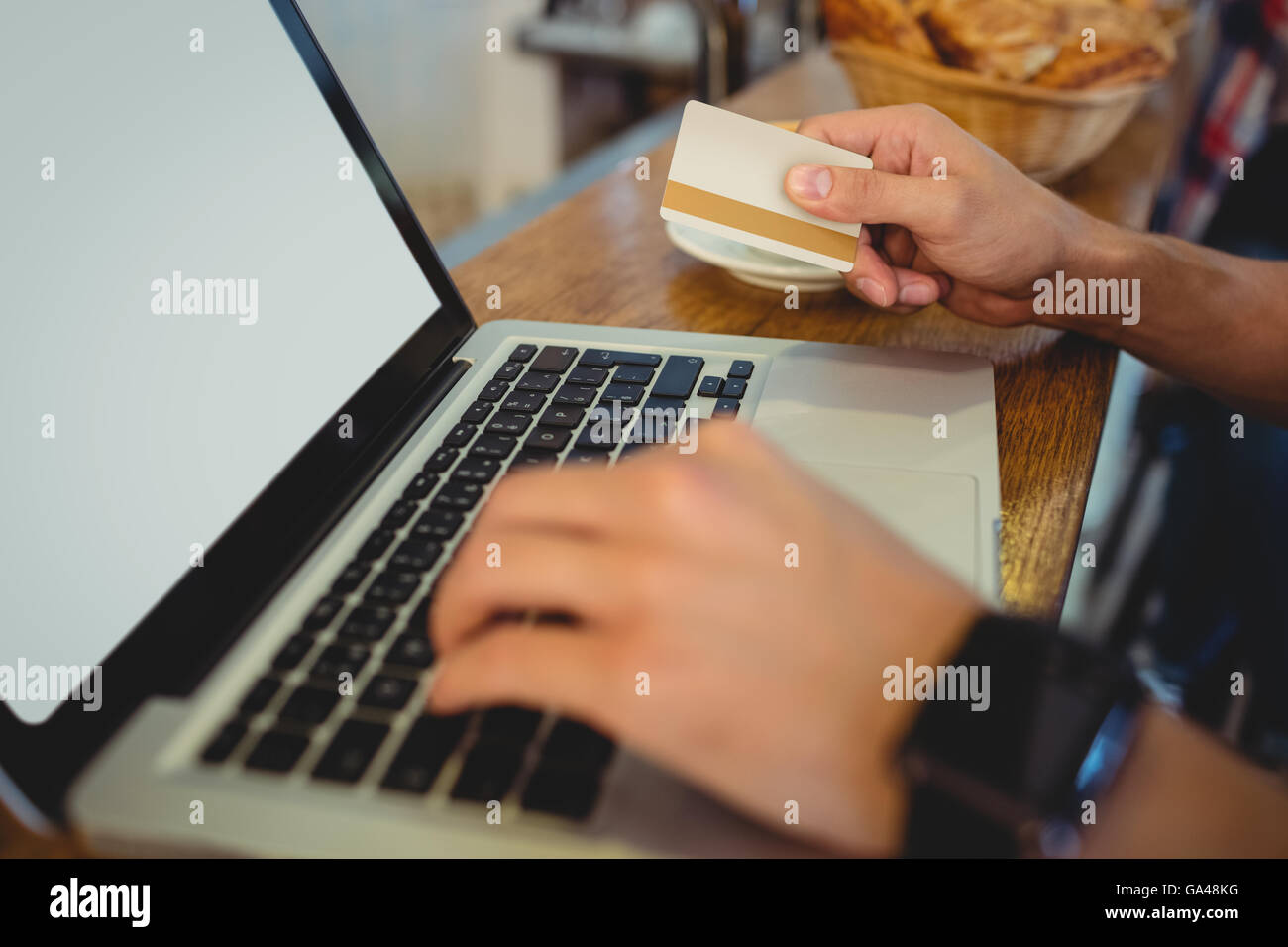 Close-up of customer spending money on online at cafe Stock Photo - Alamy