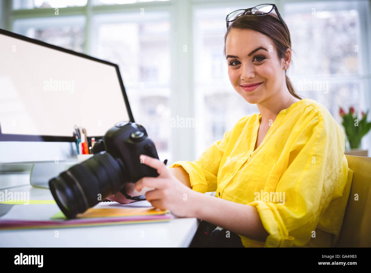 Professional female photographer hi-res stock photography and images ...