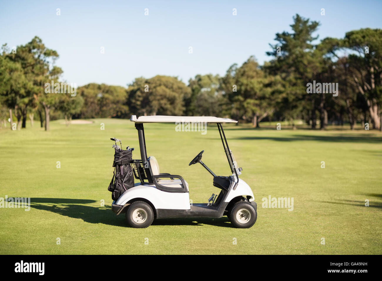 Golf buggy on golf course Stock Photo - Alamy