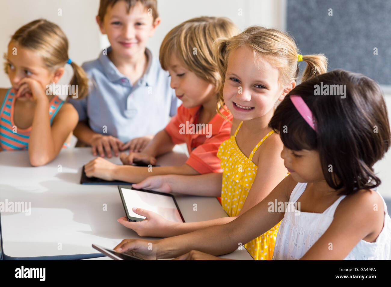 Children using tablets at school hi-res stock photography and images ...