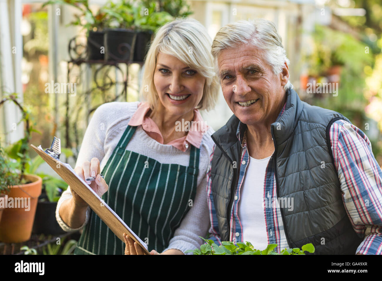Couple gardeners hi-res stock photography and images - Alamy