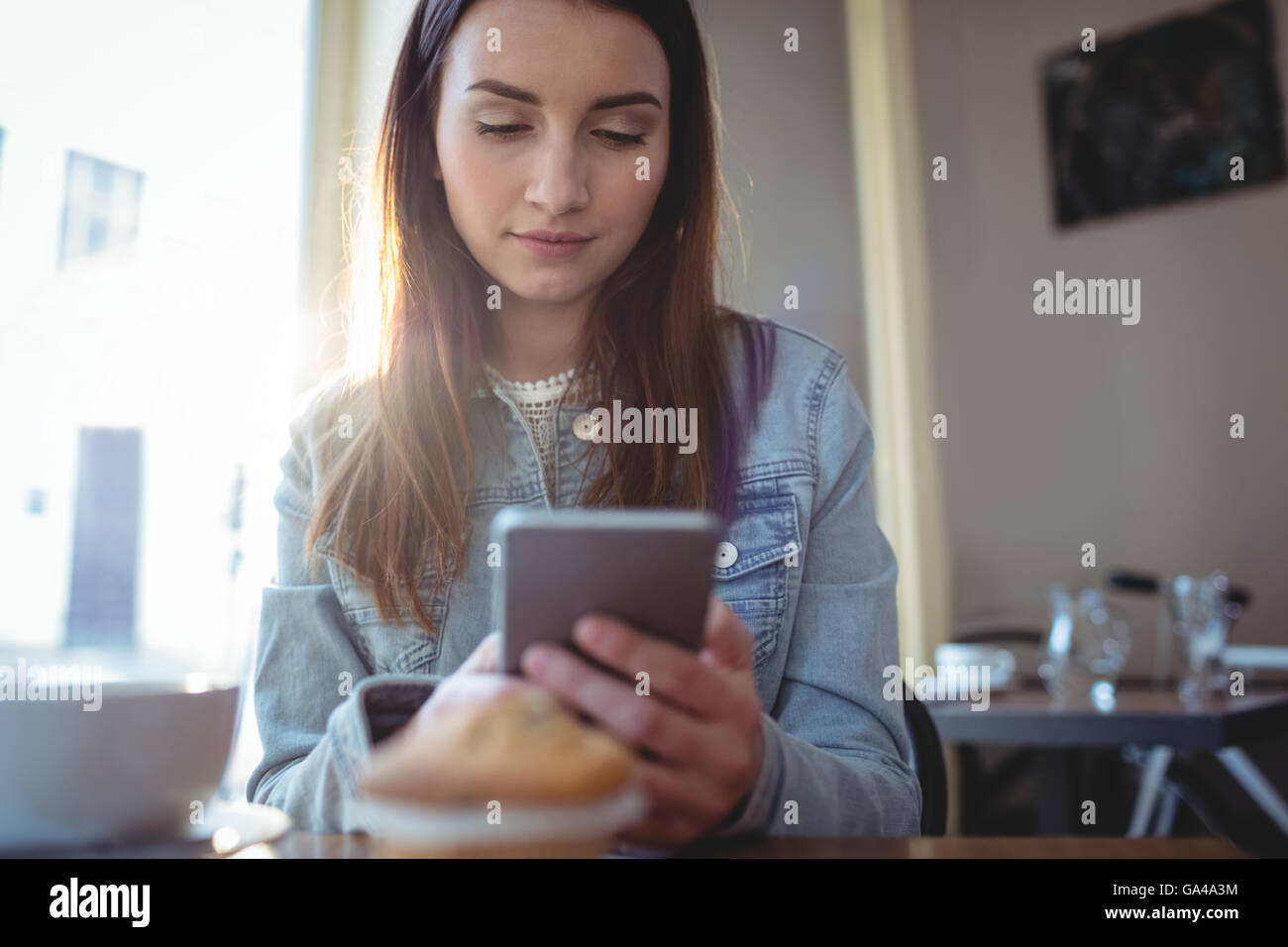Beautiful woman using smartphone hi-res stock photography and images ...