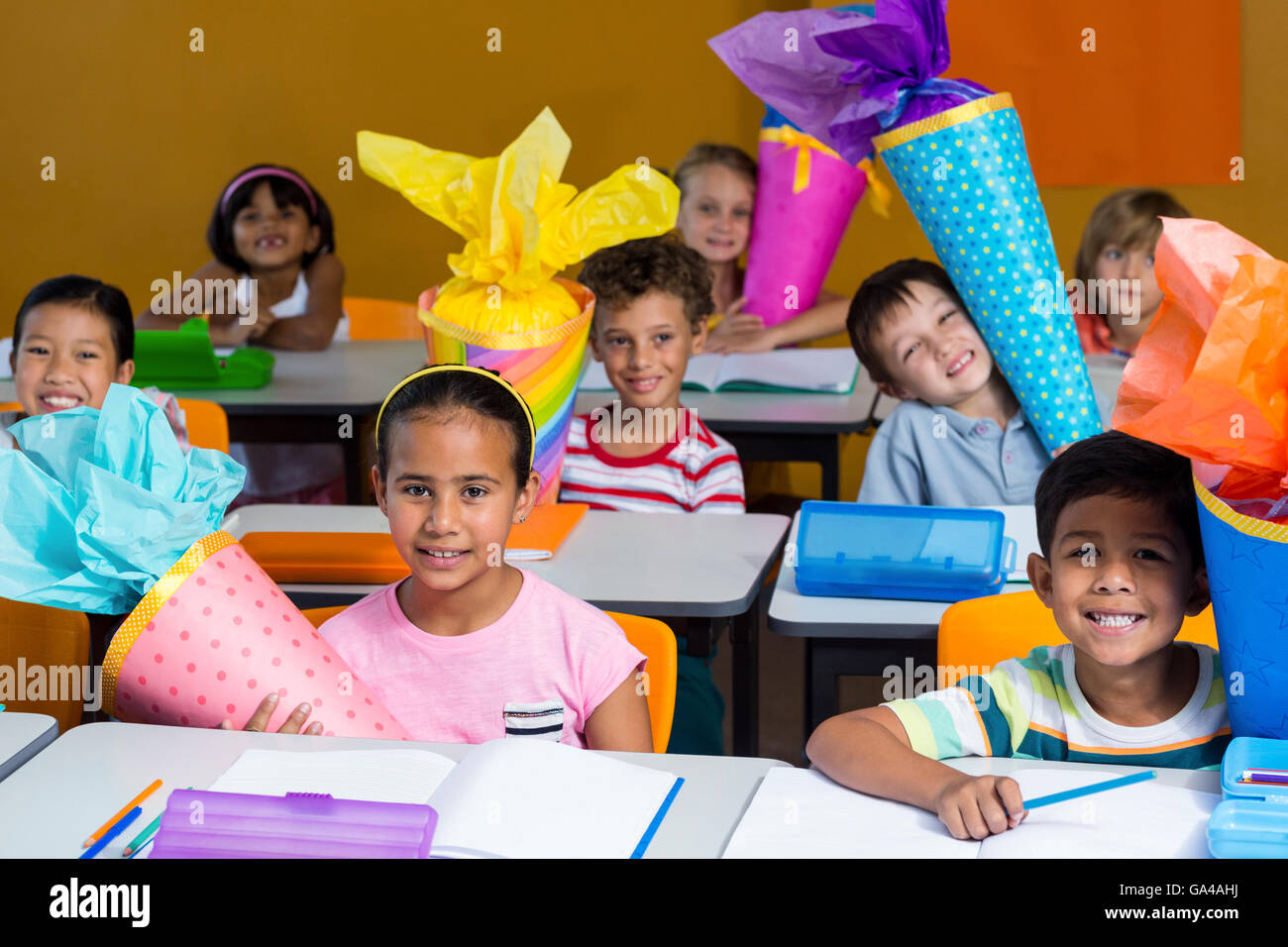 School children sitting on bench hi-res stock photography and images ...