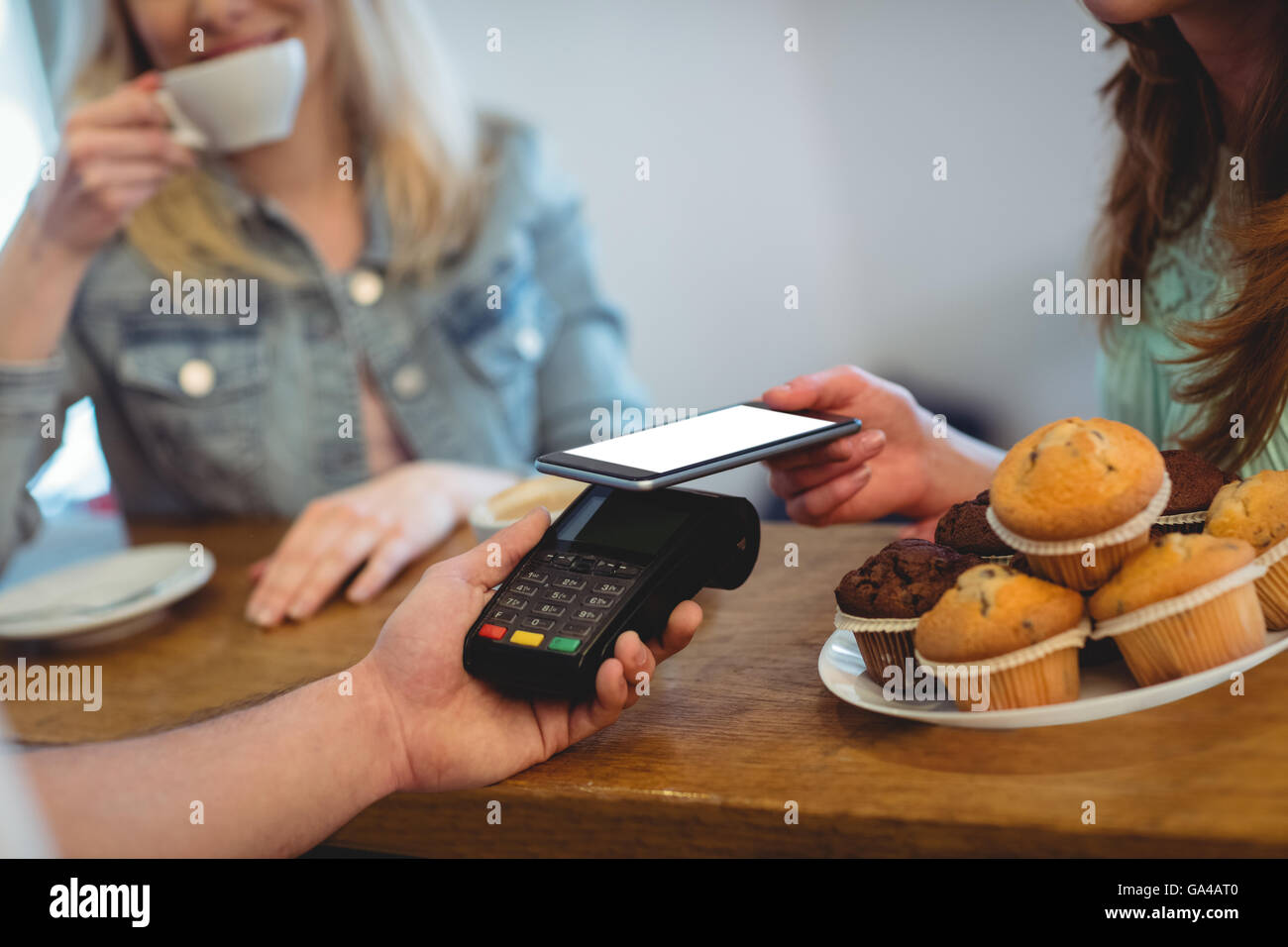 Paying technology hi-res stock photography and images - Alamy