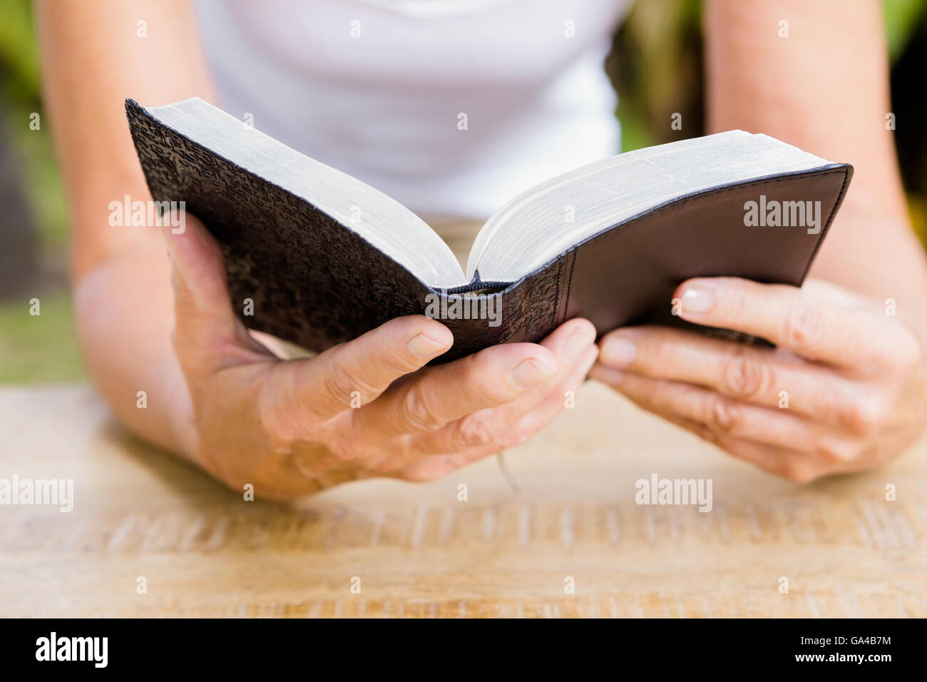 Woman reading bible hi-res stock photography and images - Alamy