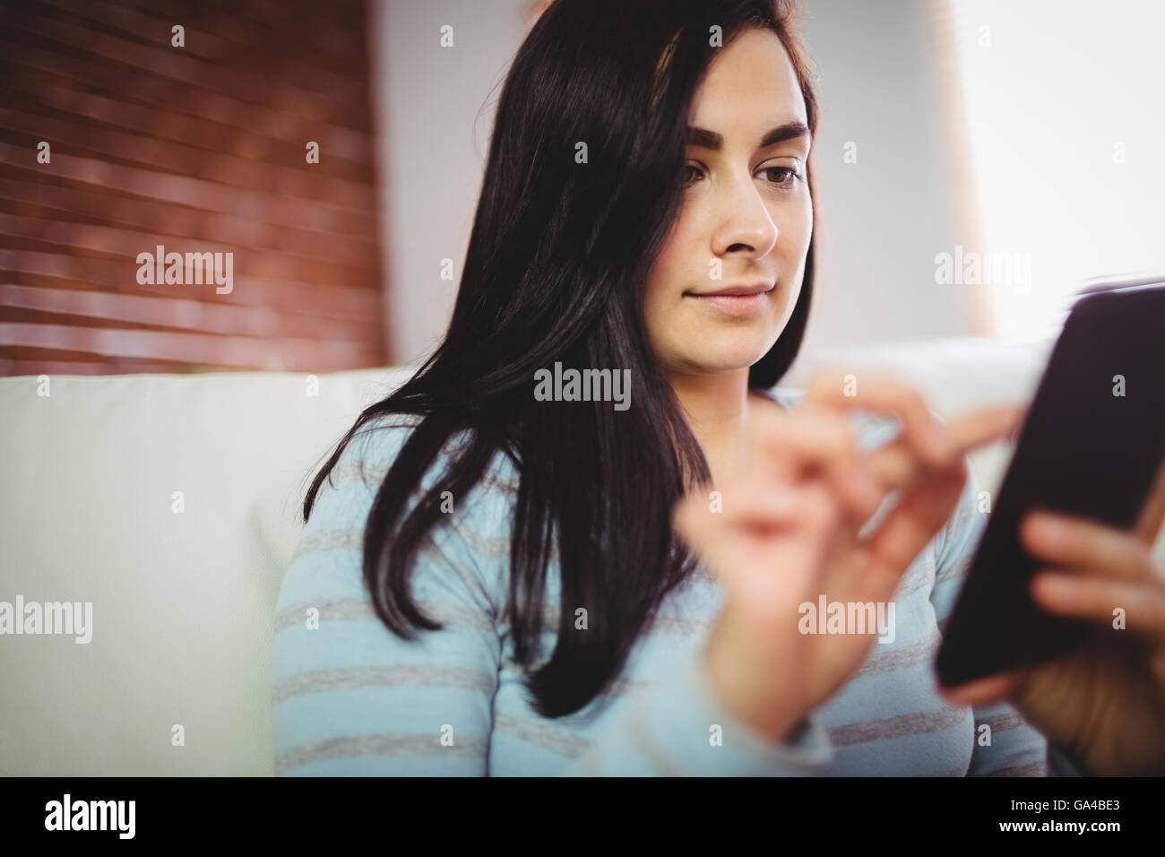 Pretty woman mobile phone hi-res stock photography and images - Alamy