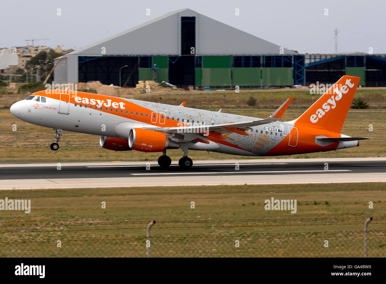 EasyJet Airline Airbus A320 [G-EZOX] wearing the special 20 Year color ...