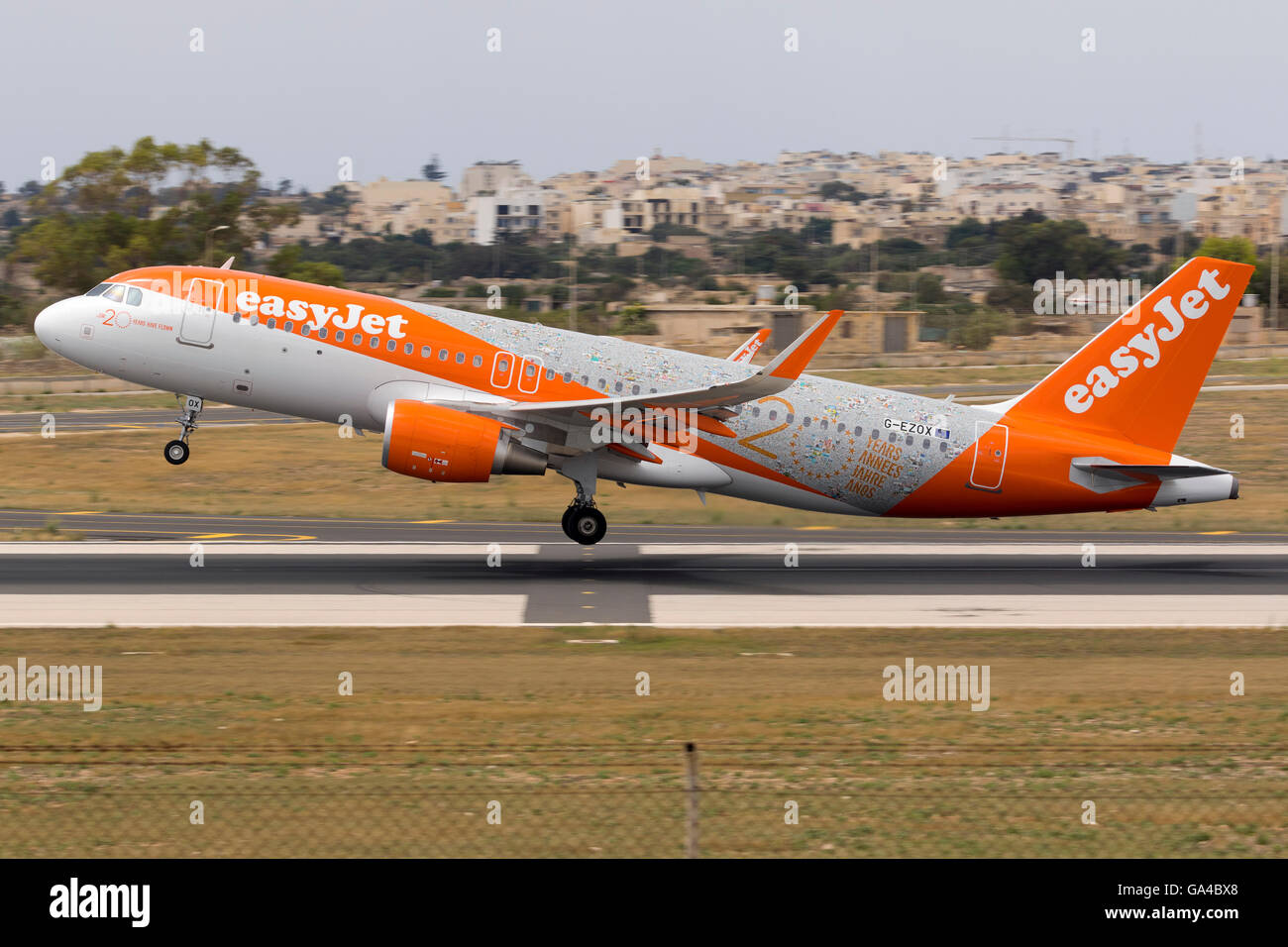 EasyJet Airline Airbus A320 [G-EZOX] wearing the special 20 Year color ...