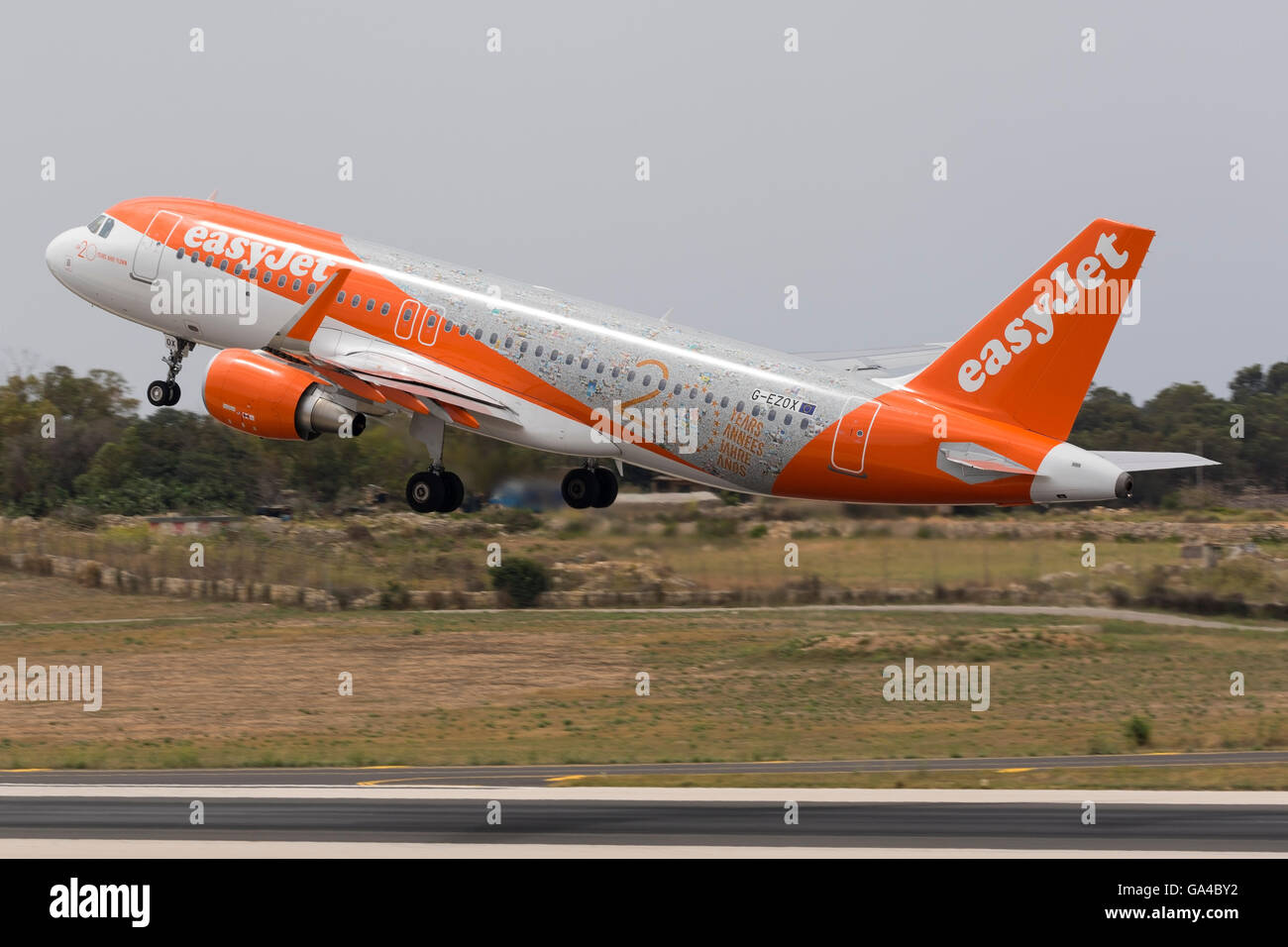 EasyJet Airline Airbus A320 [G-EZOX] wearing the special 20 Year color ...