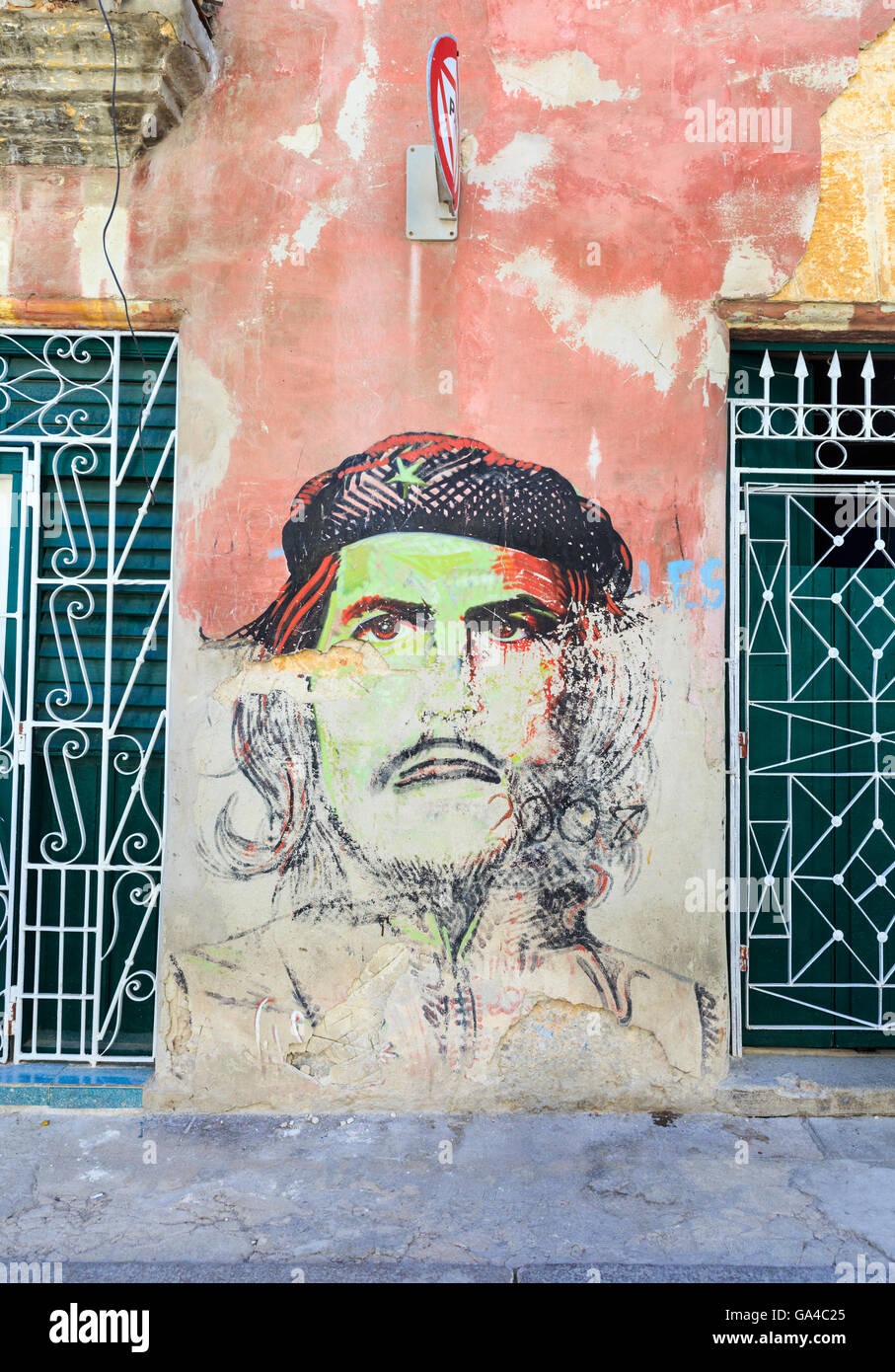 Che Guevara wall mural in a street in Old Havana, Cuba Stock Photo - Alamy