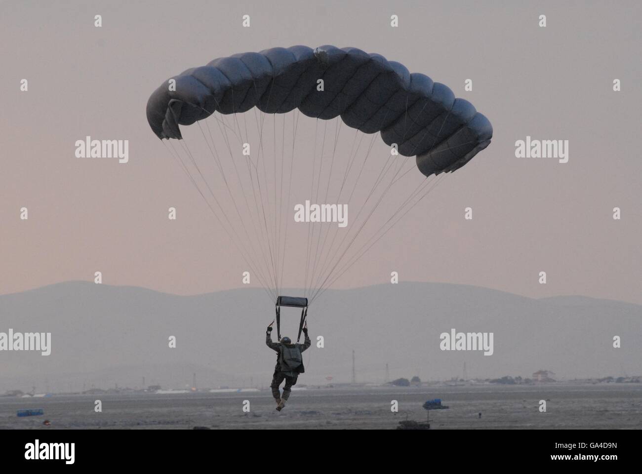 Parachute harness hi-res stock photography and images - Alamy
