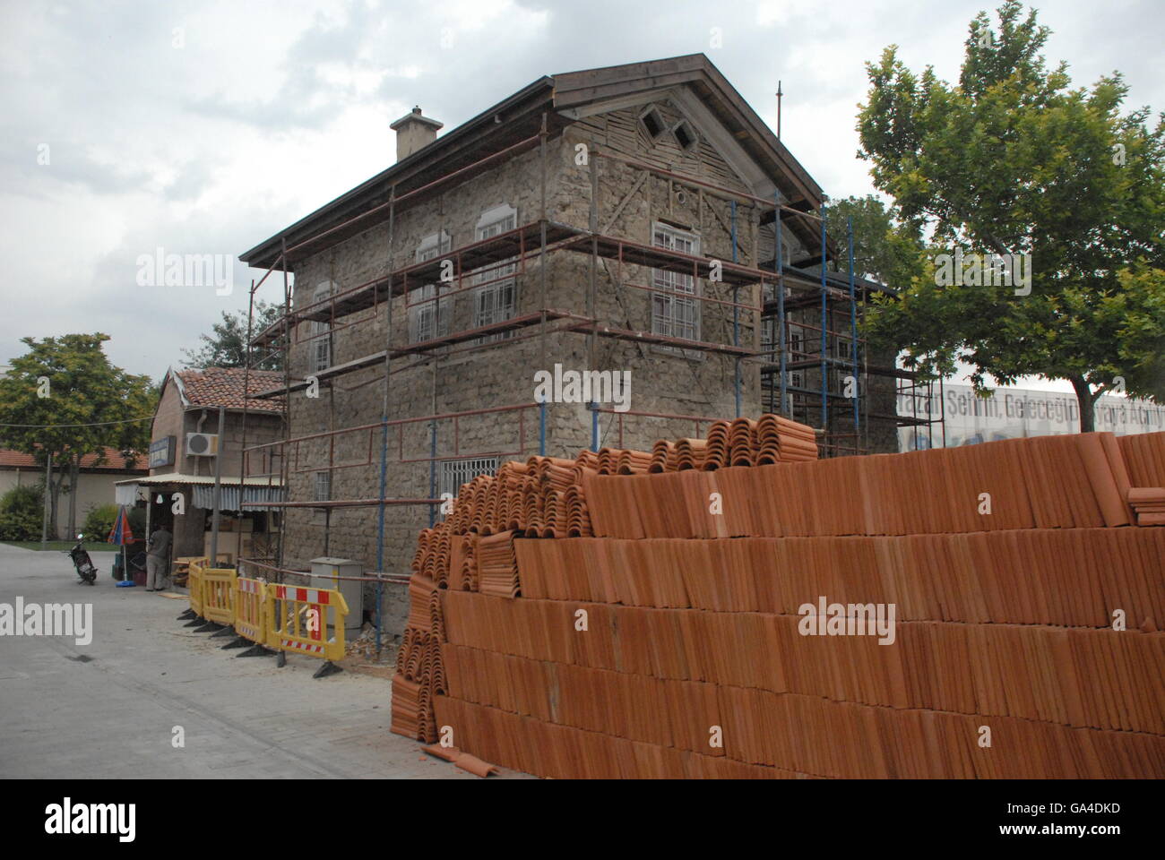 Tile roof adobe hi-res stock photography and images - Alamy