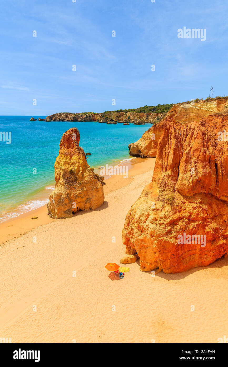 Sun umbrella on beautiful Praia da Rocha beach, Algarve region ...
