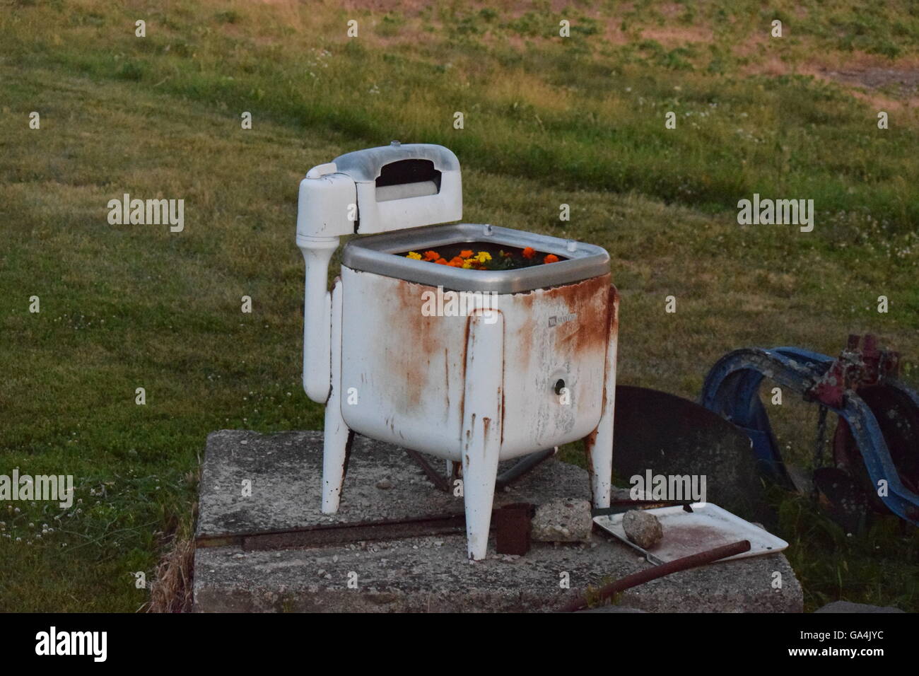 Old washing machine hi-res stock photography and images - Alamy