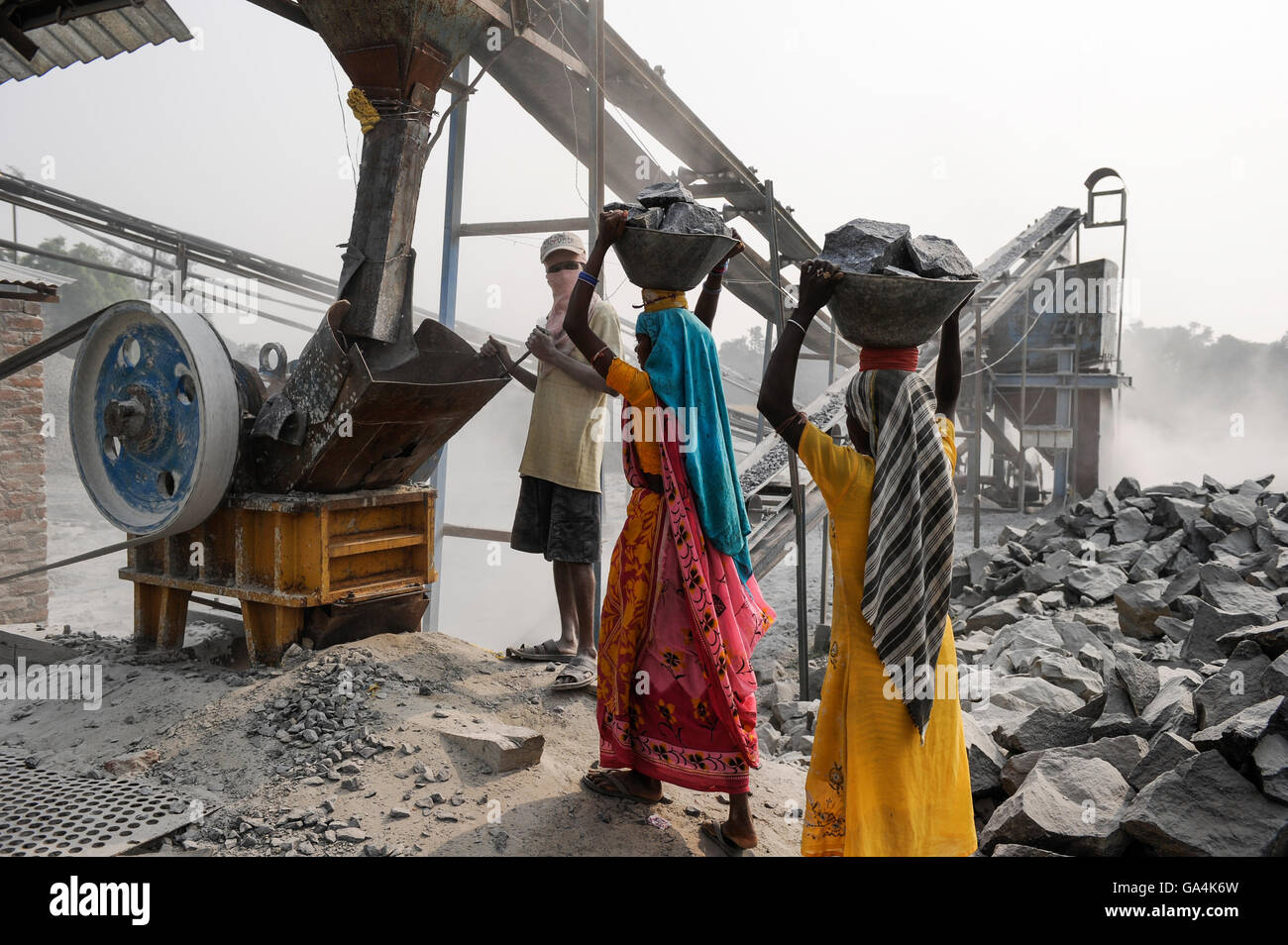 INDIA Westbengal, worker in stone quarry near Bankura, stone crashing ...