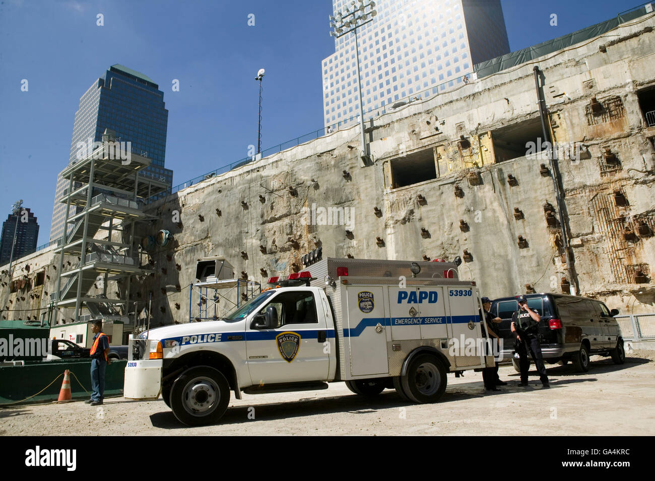 6 September 2005 - New York City, NY - Port Authority security ...