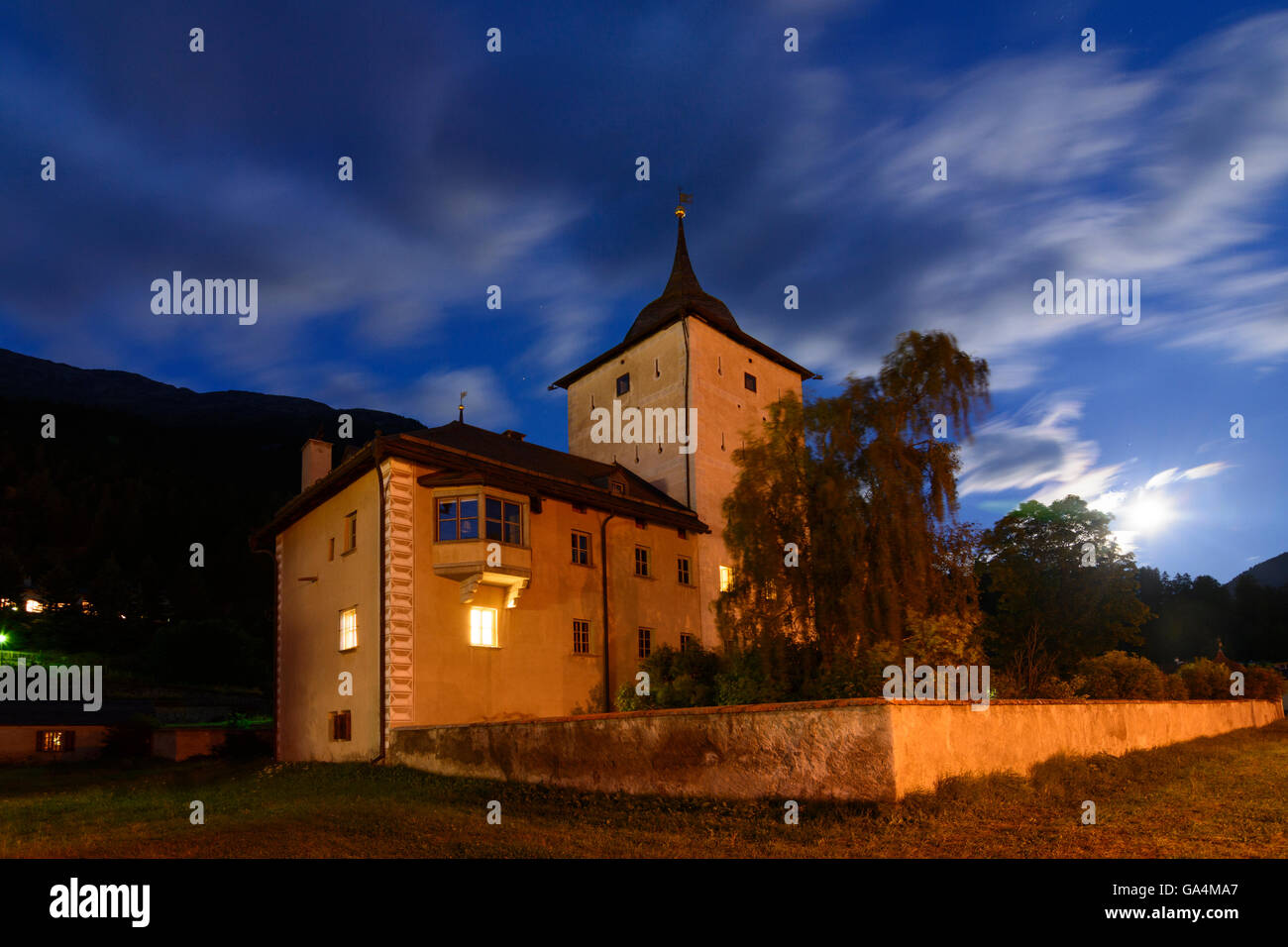 Full castle hi-res stock photography and images - Alamy