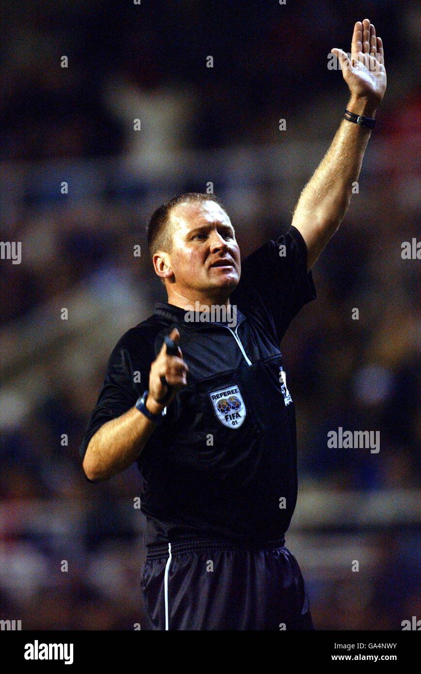 Football referee steve dunn hi-res stock photography and images - Alamy