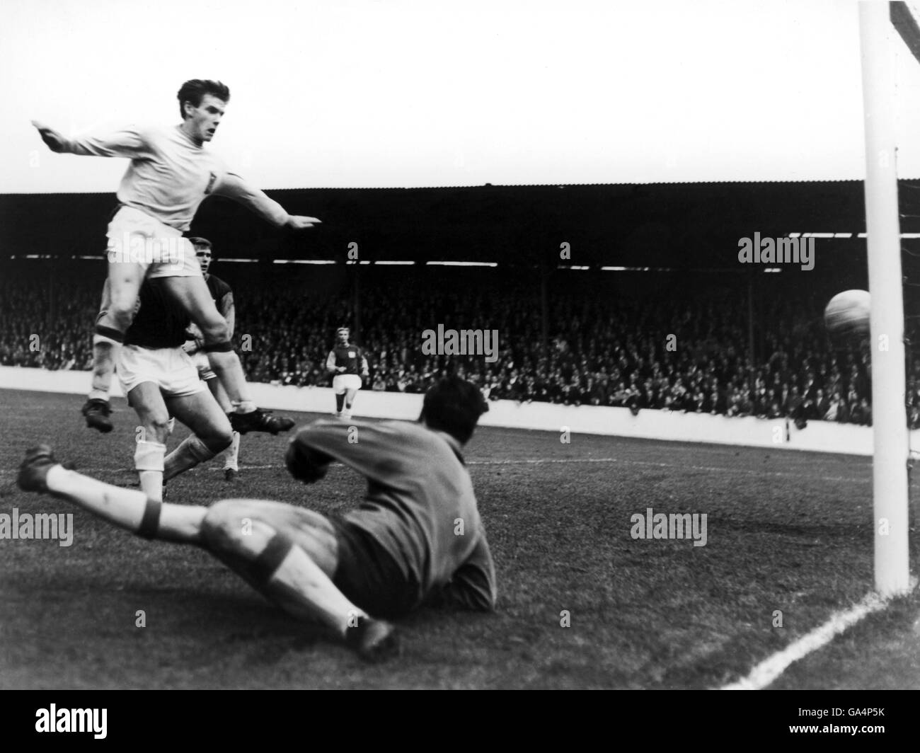 English first division hi-res stock photography and images - Alamy