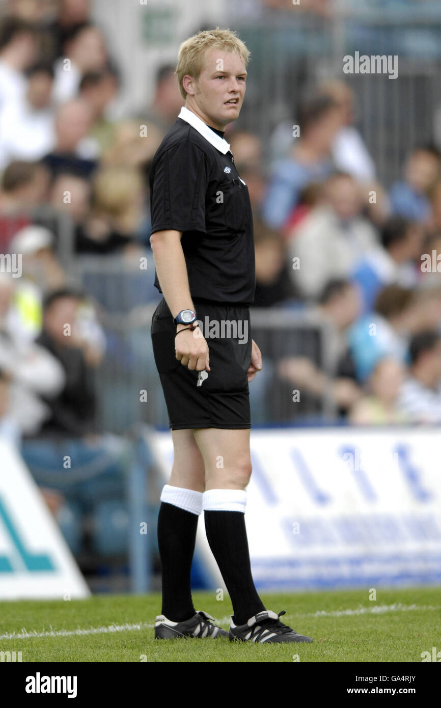 Gavin ward referee hi-res stock photography and images - Alamy